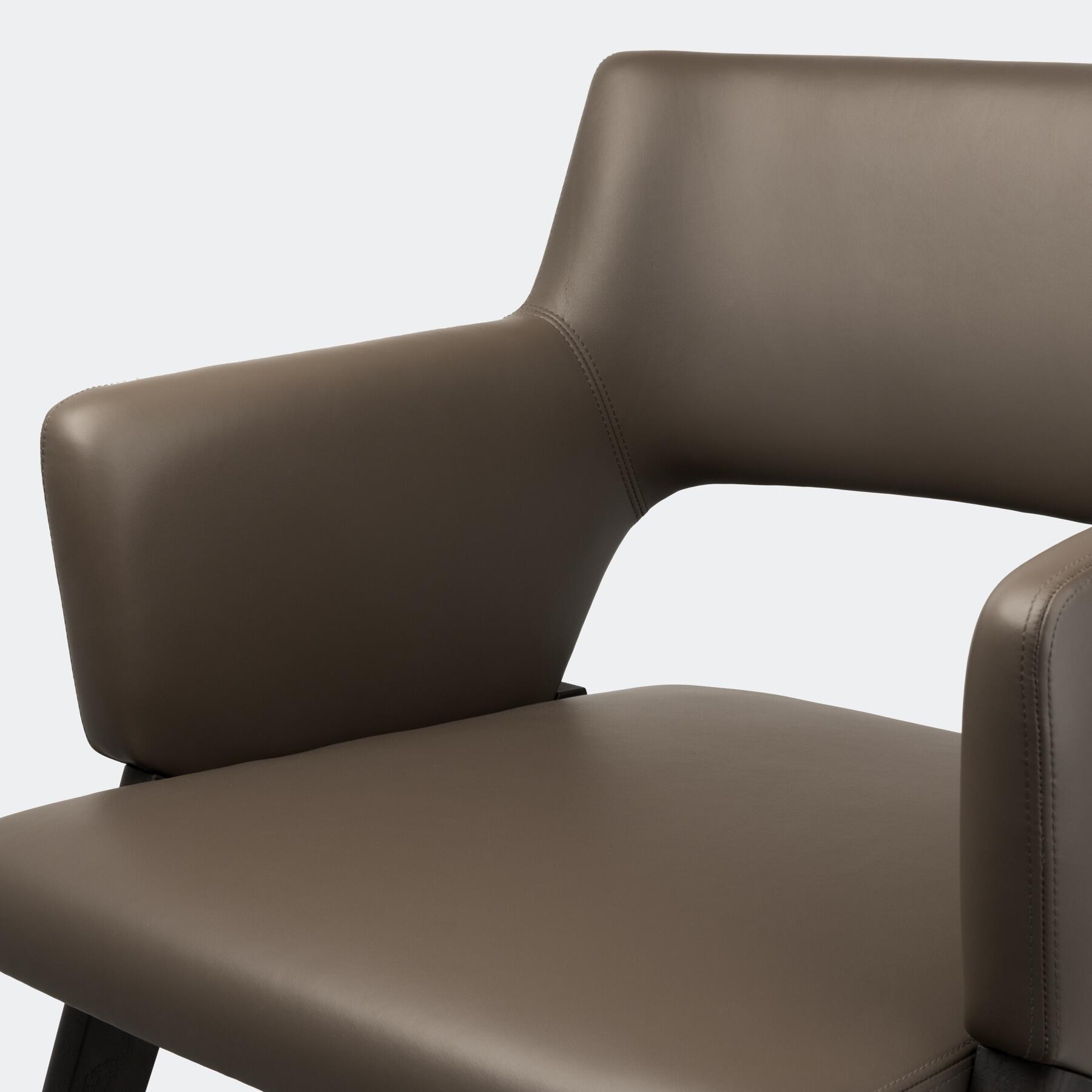 Larslan Dining Arm Chair | HOLLY HUNT